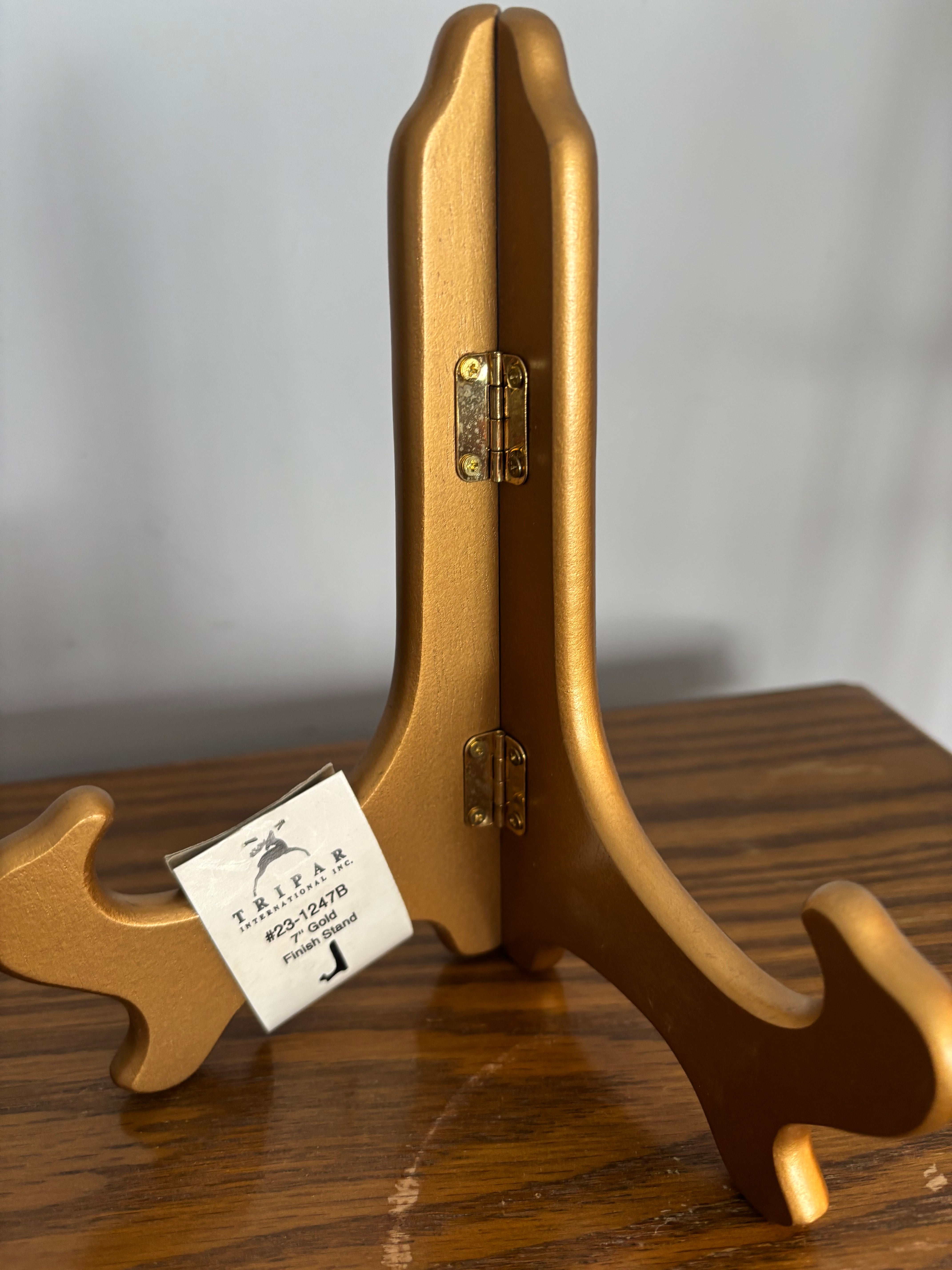 Wooden Plate Stands – Dens and Friends