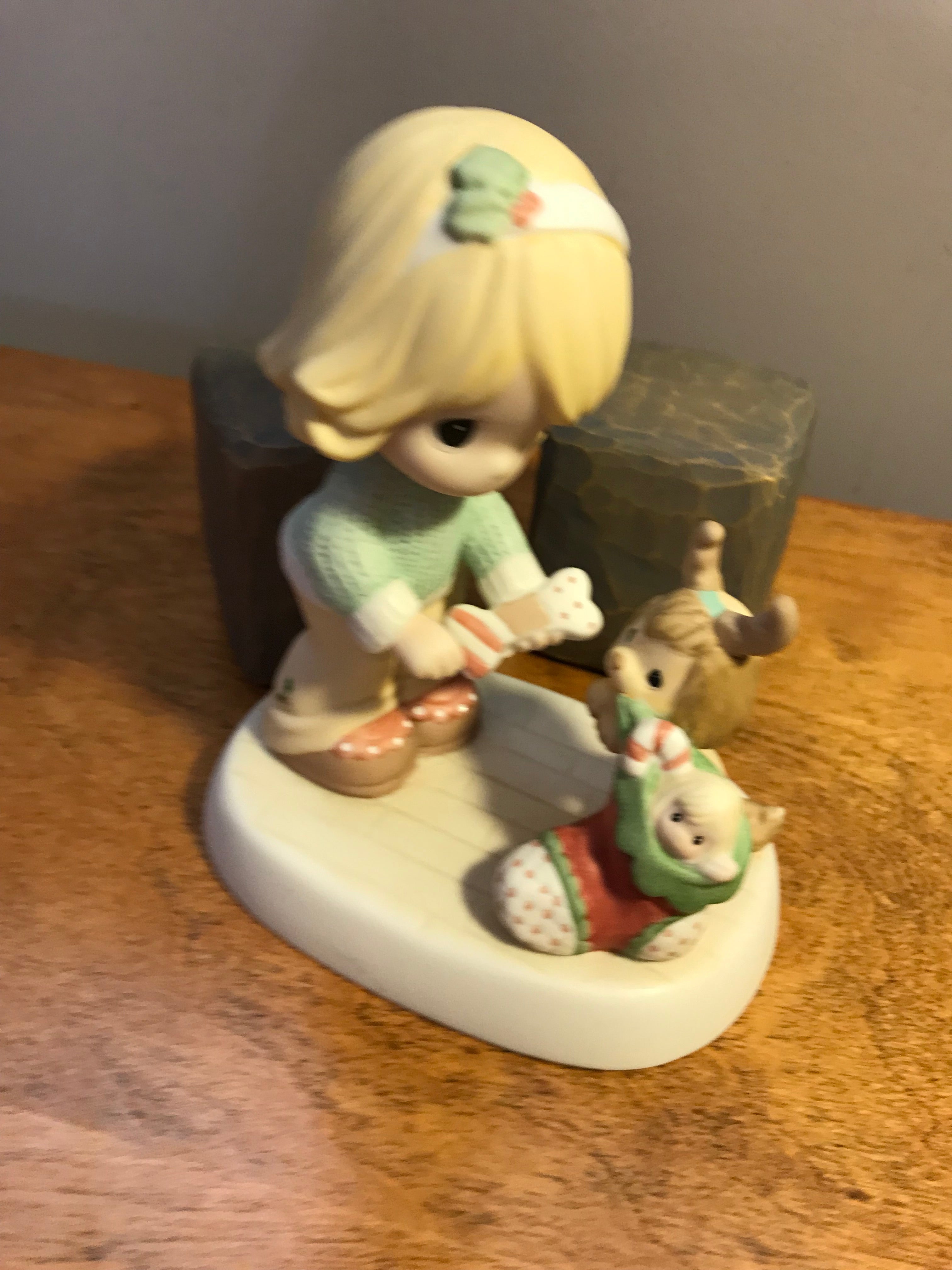 Precious Moments, Porcelain Figurines – Dens and Friends